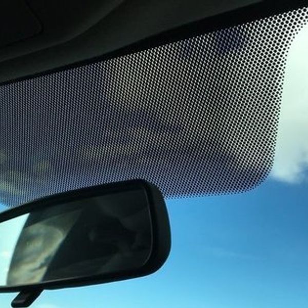 Tác dụng bất ngờ của dải chấm tròn đen trên kính lái ô tô