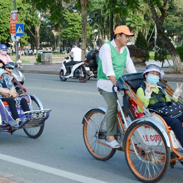 Dự báo giá xăng tăng từ 1/11; Xem xét quy định về xích lô điện tự chế