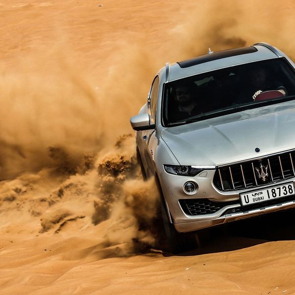 Cây đinh ba Maserati Levante "xào, chẻ" con đường tơ lụa